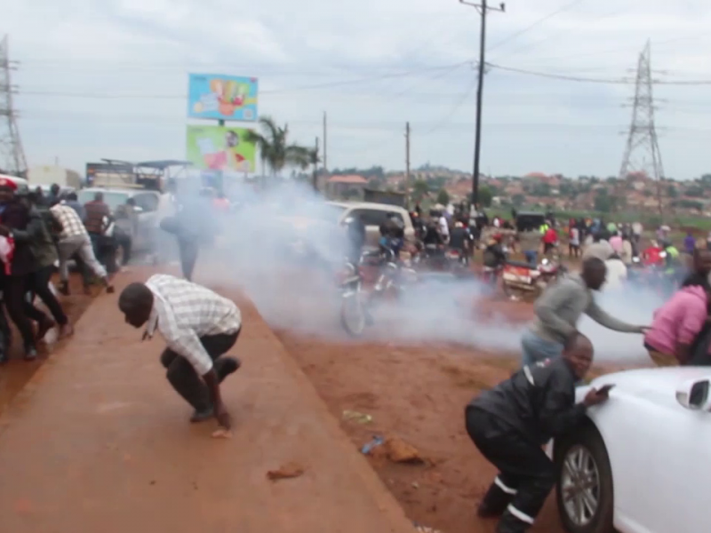 Poliisi egumbuludde Ssenyonyi ne banne mu Lubigi:Ttiyaggaasi anyoose ... Poliisi egumbuludde Ssenyonyi ne banne mu Lubigi:Ttiyaggaasi anyoose ...