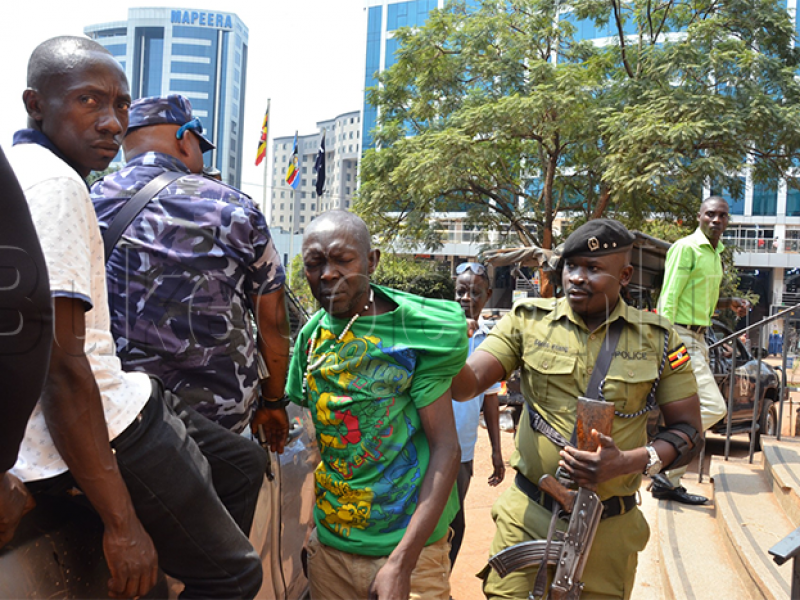 Katongole omusazi w'ensawo kafulu bamukutte n'akolimitra bannamawulire ...