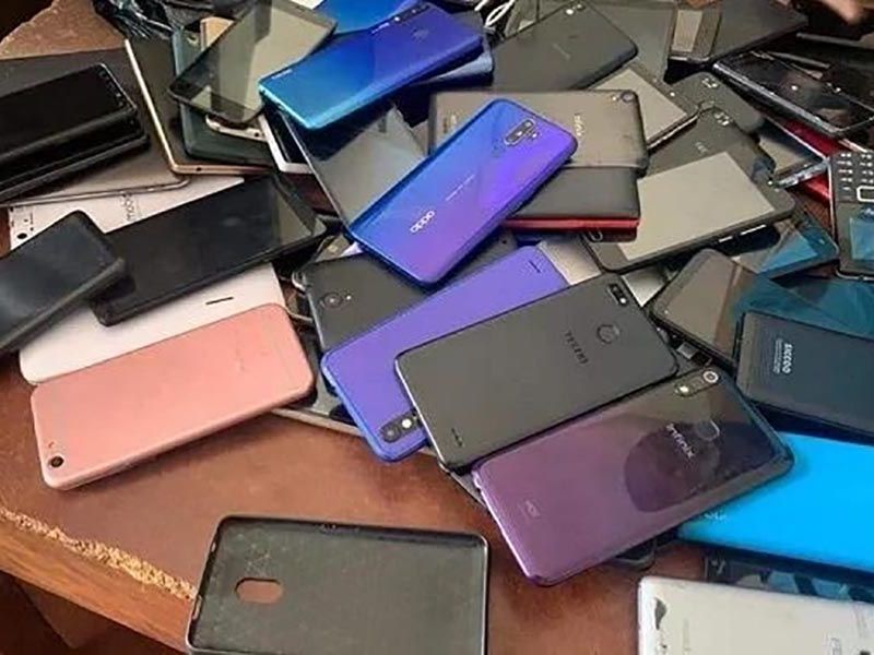 'Mwewale okwogerera ku ssimu mu mmotoka ng'endabirwamu ziri wansi ...